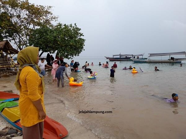 15 Potret Pantai Mutun Lampung, Lokasi dan Harga Tiket Masuk